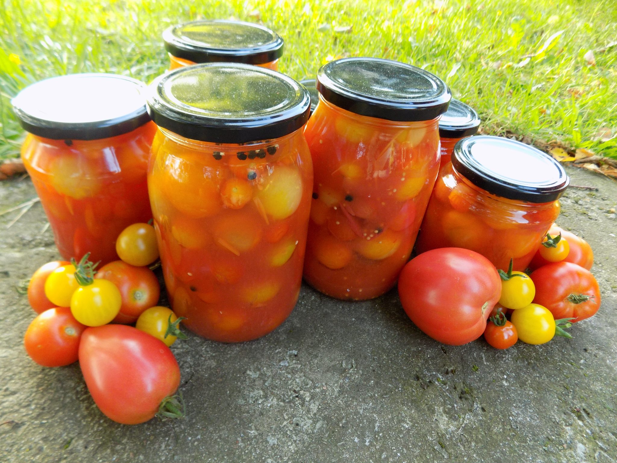 Tomatid omas mahlas – purki – Maaneiu & Toit